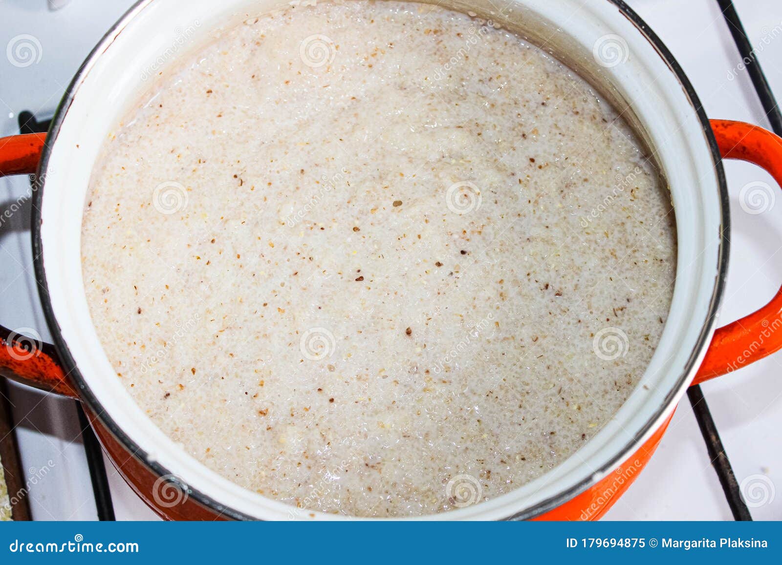 Avena De Cebada Cocida En Una Olla En La Estufa Imagen de archivo ...