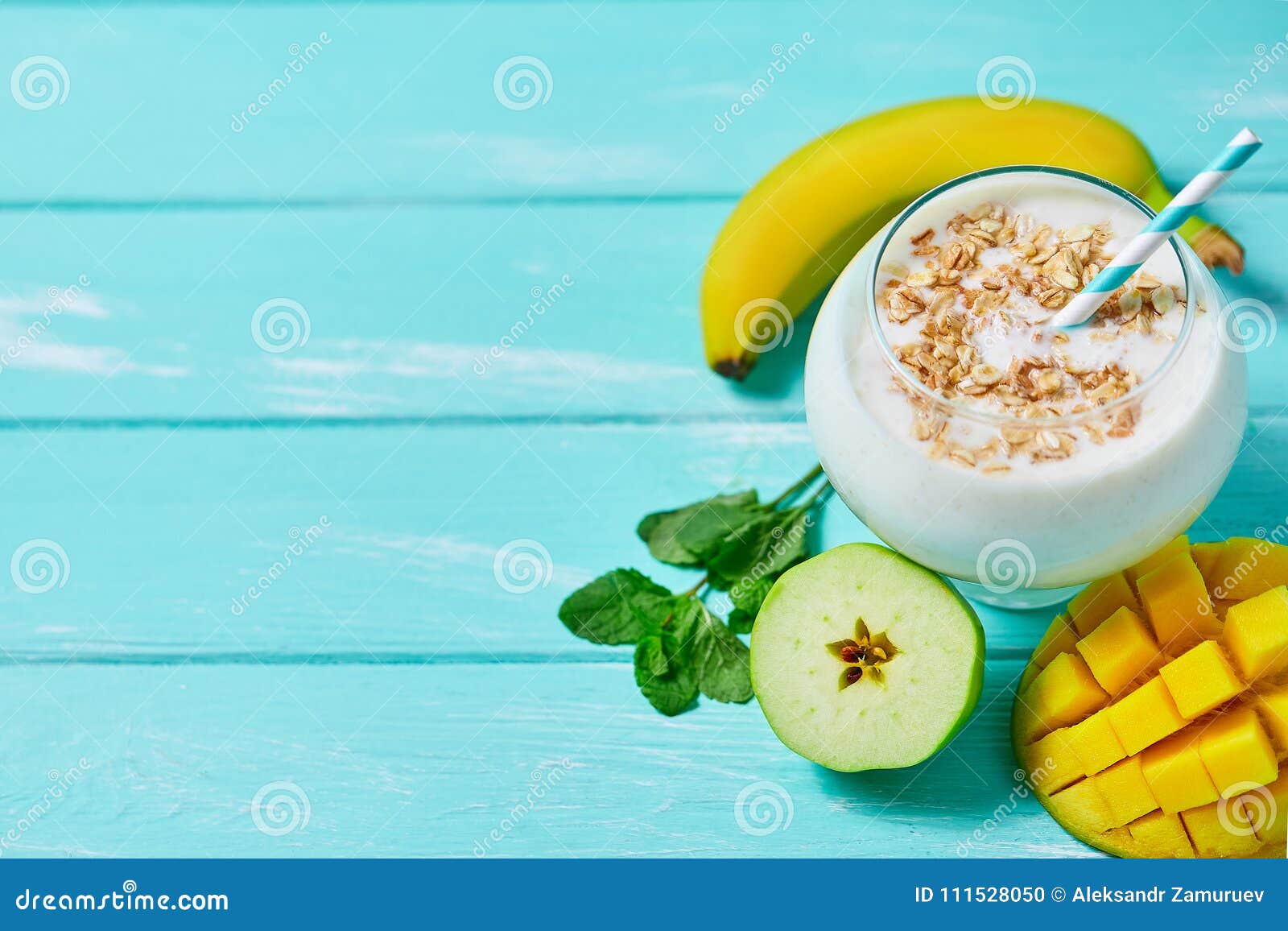 Avena De Noche Con El Mango Y El Coco Foto de archivo - Imagen de ...