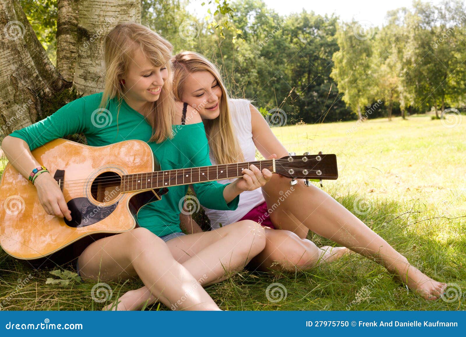 Avendo Divertimento in Estate Fotografia Stock - Immagine di colorato ...