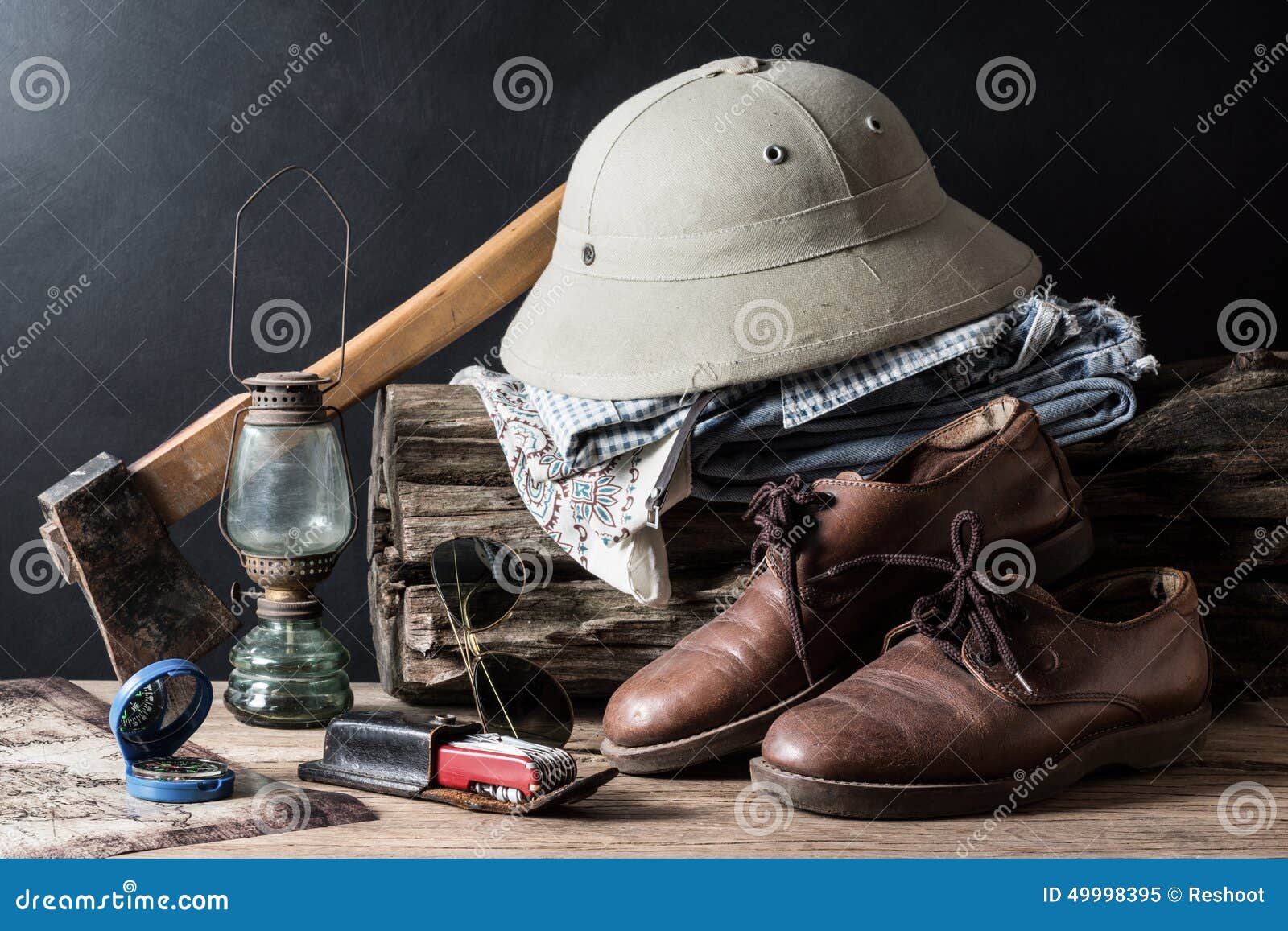 Aventurier image stock. Image du durée, carte, chasseur - 49998395