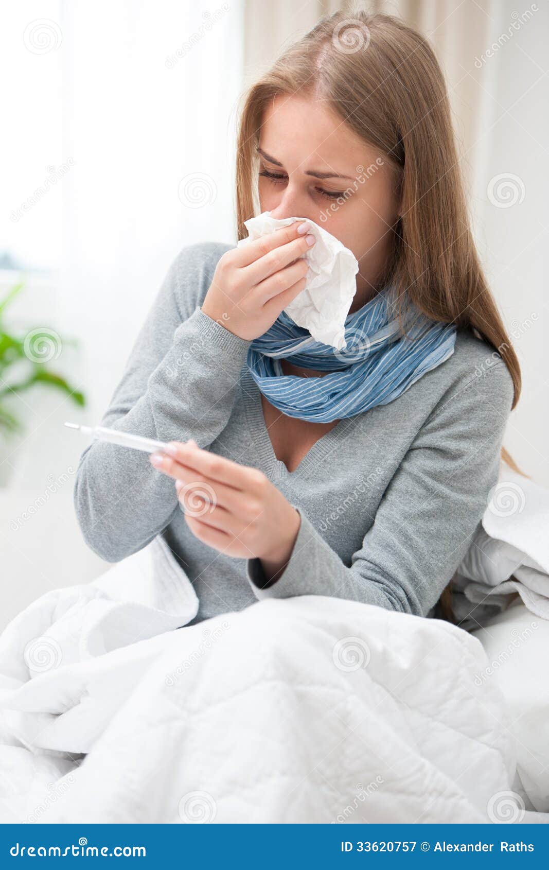 Avere Il Raffreddore Della Giovane Donna Immagine Stock - Immagine di ...