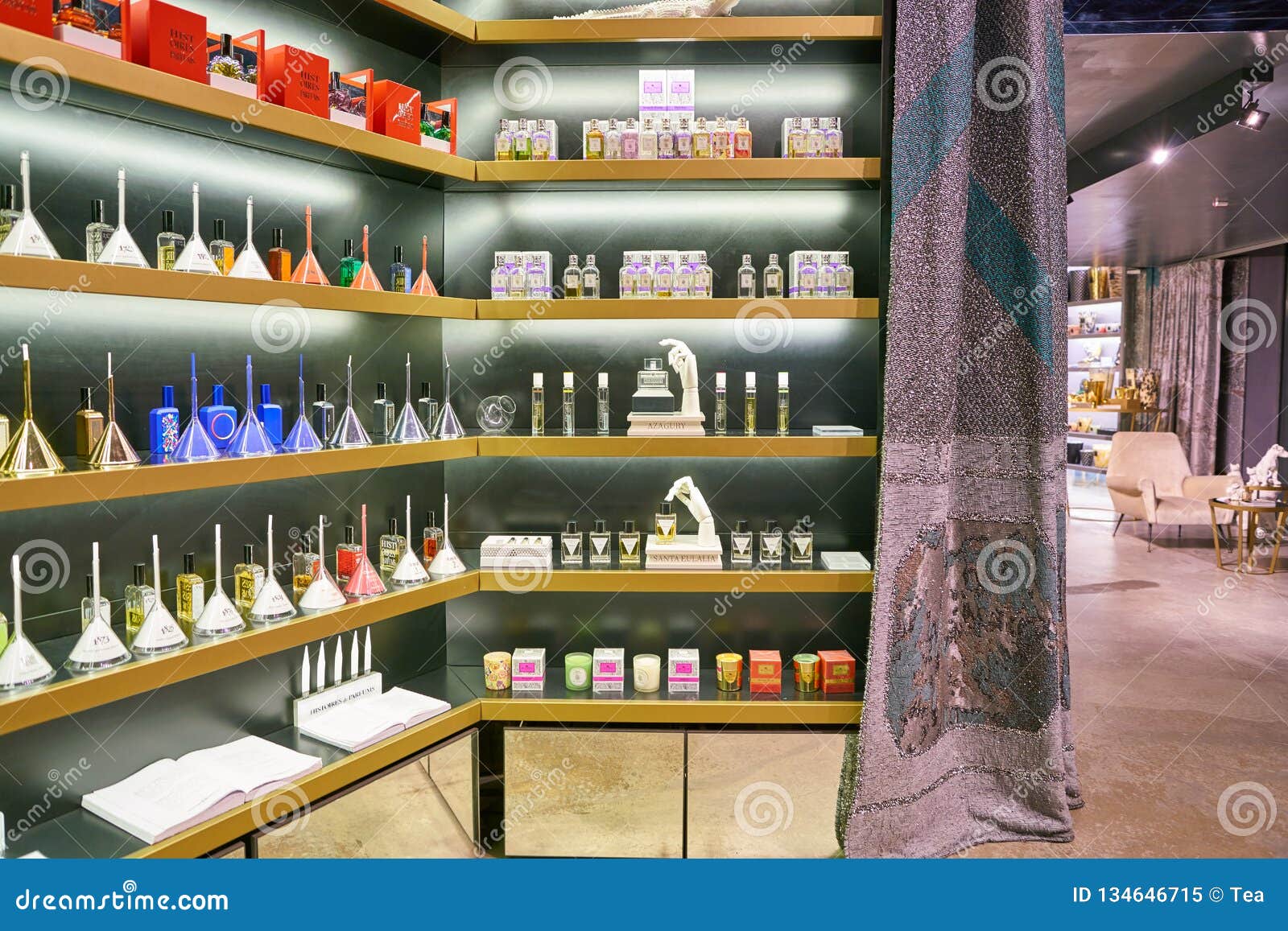 Avery Perfume Gallery redaktionelles bild. Bild von luxuriös - 134646715