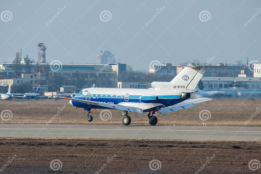 Avião Comercial De Yakovlev Yak-40 Foto de Stock Editorial - Imagem de ...