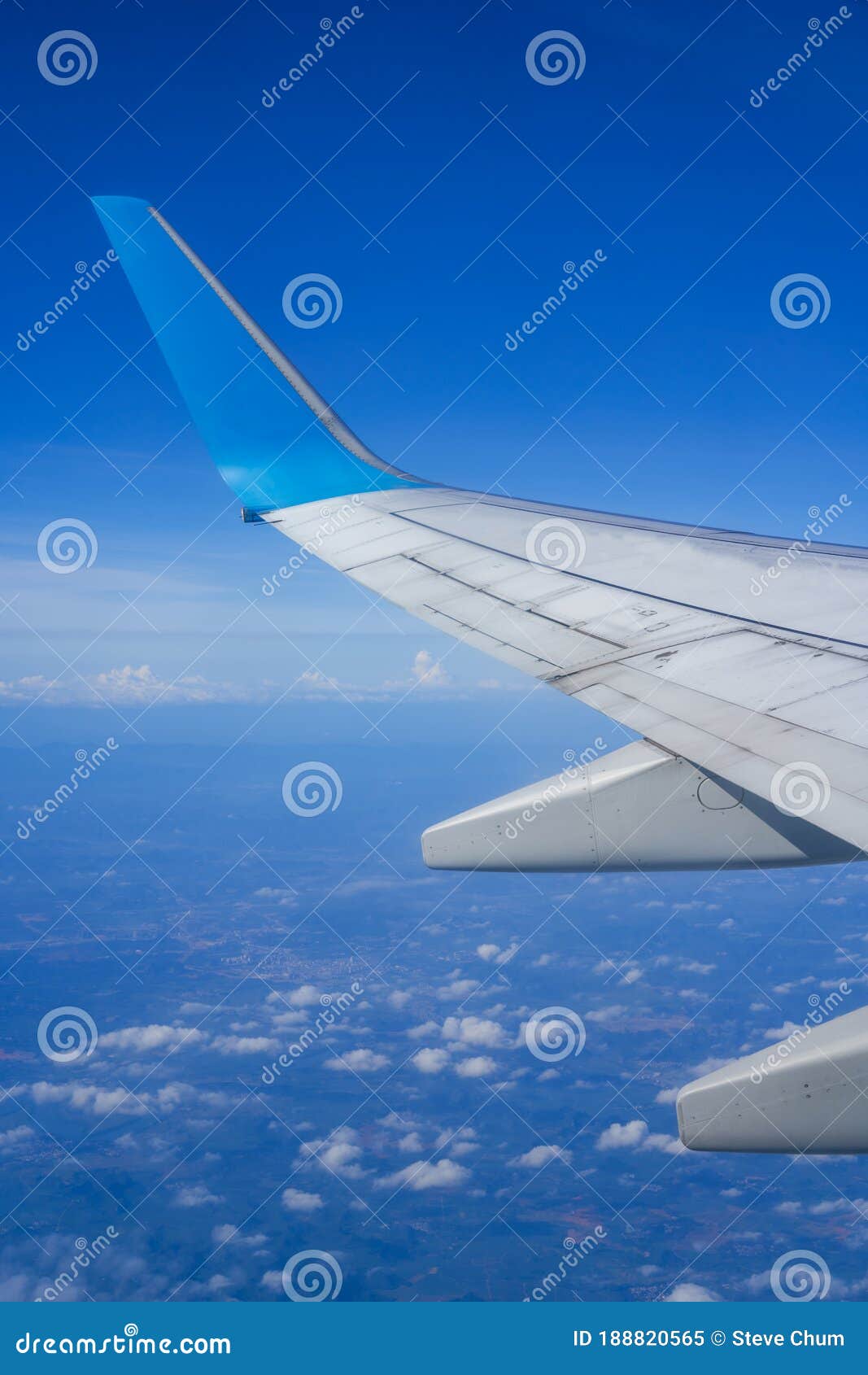 Avião voando no céu azul imagem de stock. Imagem de tecnologia - 188820565