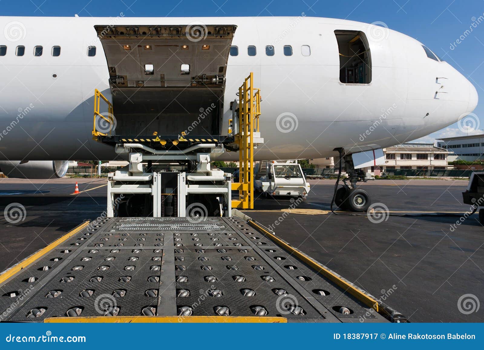 Avión De Carga Del Cargamento Imagen de archivo - Imagen de plataforma ...