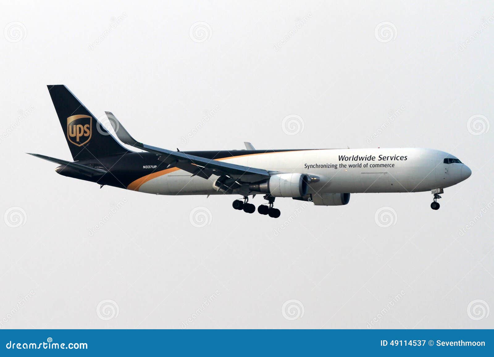 Avión del cargo de UPS fotografía editorial. Imagen de aire - 49114537