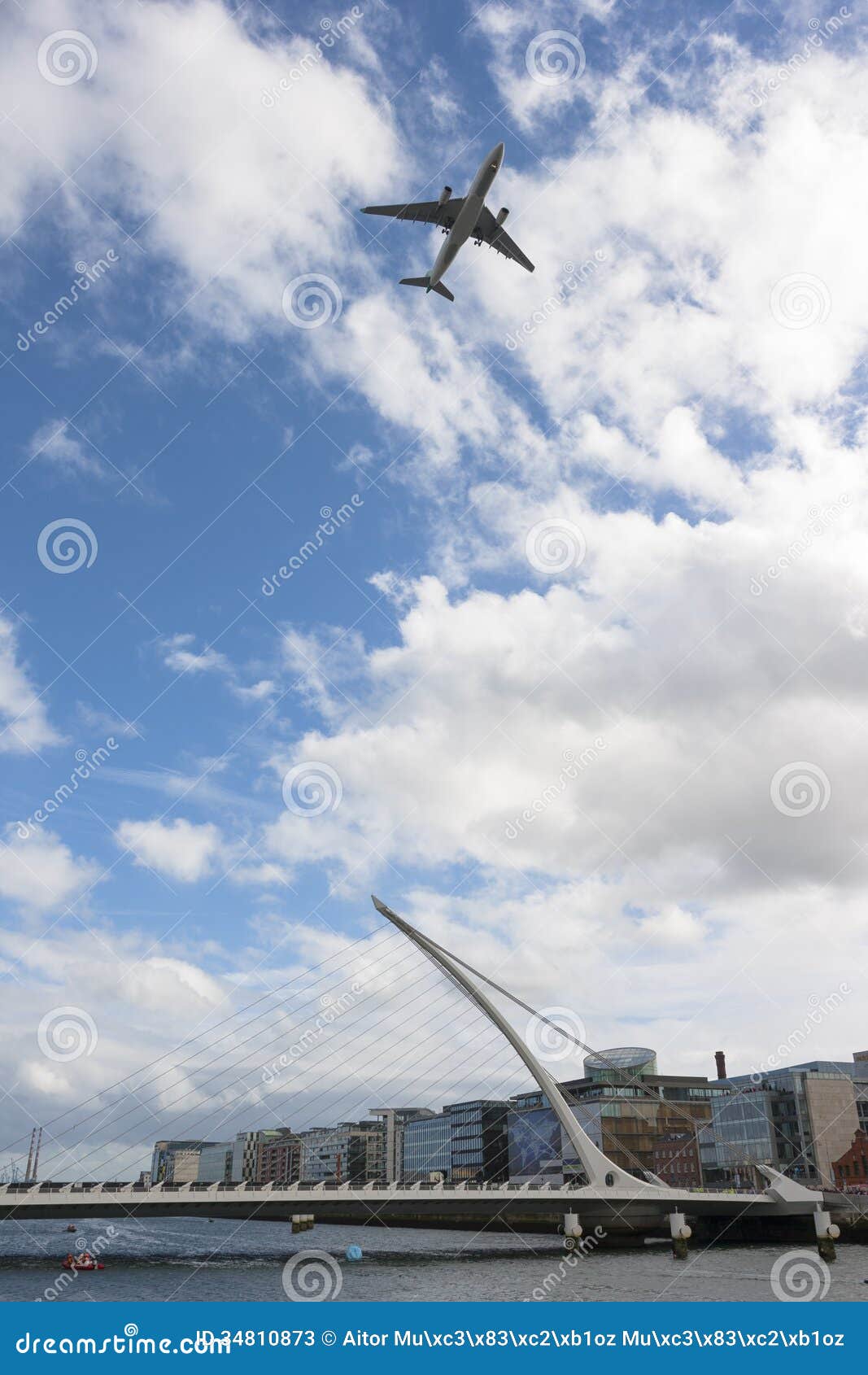 Avión sobre Dublín foto de archivo editorial. Imagen de lugar - 34810873