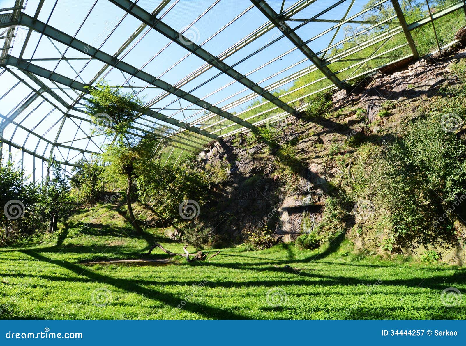 Aviary in Prague zoo editorial photography. Image of bidr - 34444257