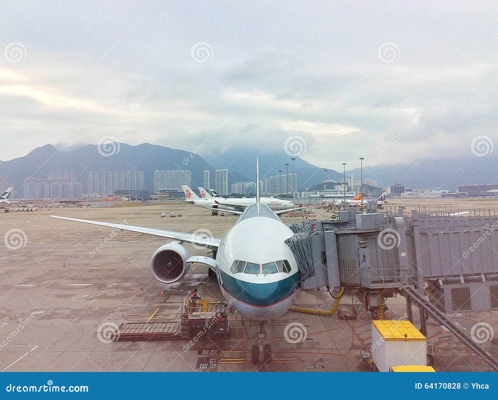 Avion photo stock éditorial. Image du cour, gare, arrimage - 64170828