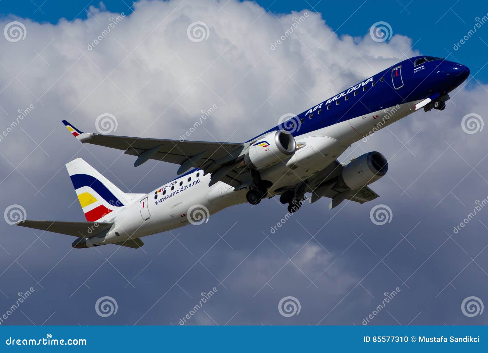 Avion d'Embraer E190 image éditorial. Image du moldau - 85577310