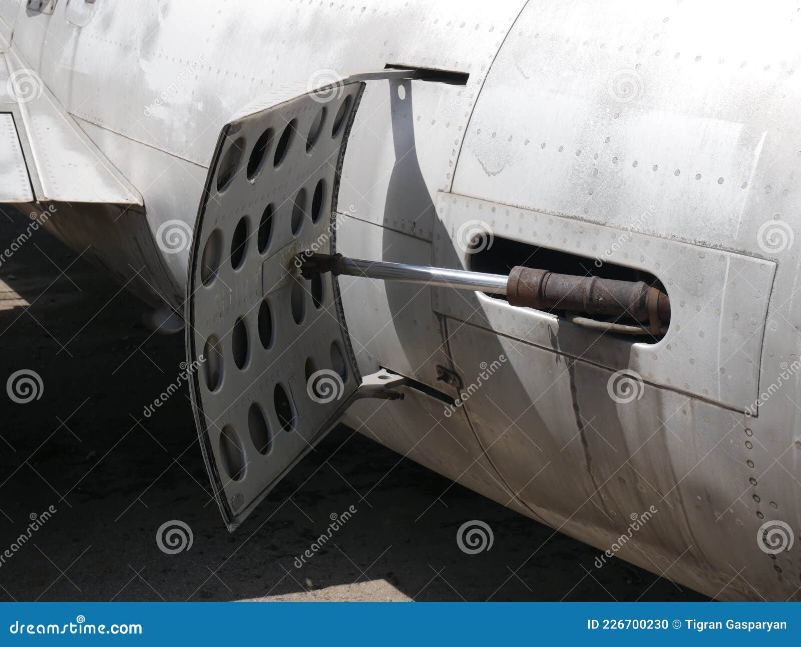 Avion De Chasse Militaire Vieux Abandonné Cassé équipement Militaire