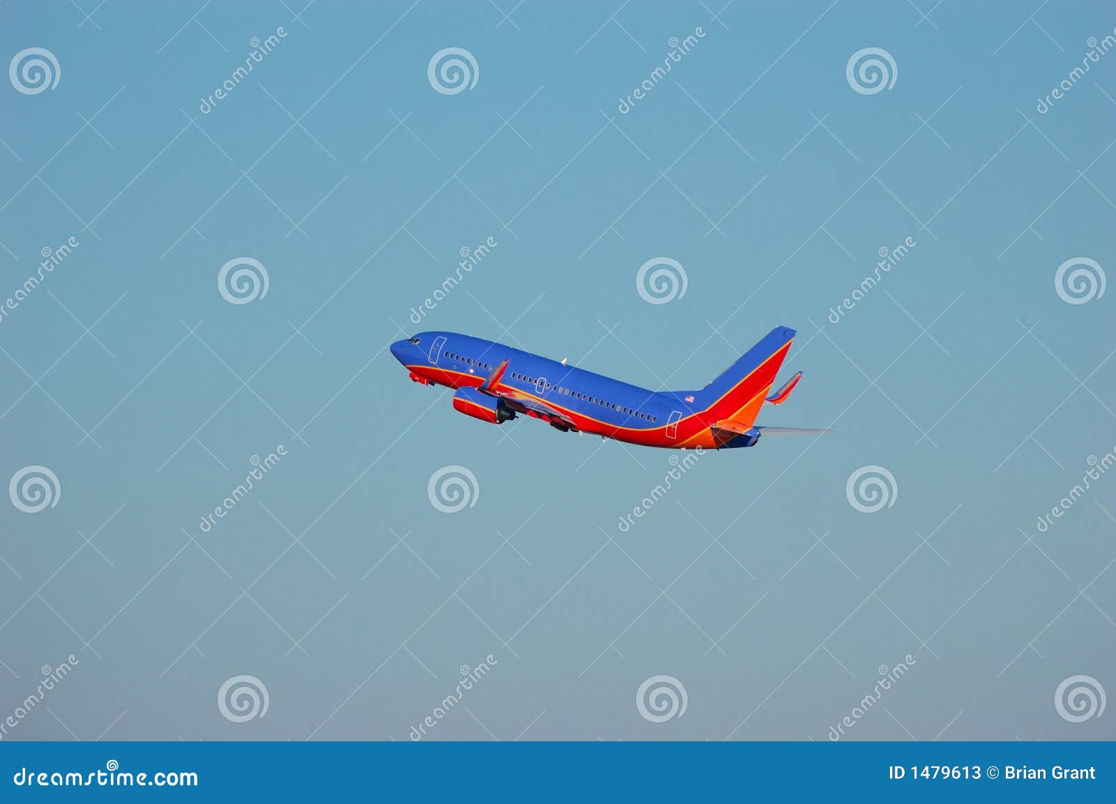 Avion de ligne en vol image stock. Image du bleu, orange - 1479613