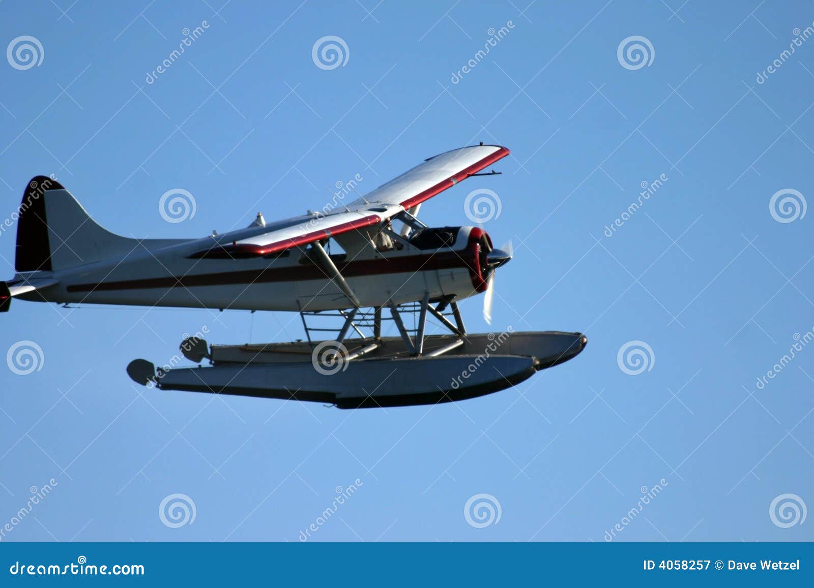Avion de mer dans le ciel image stock. Image du transport - 4058257