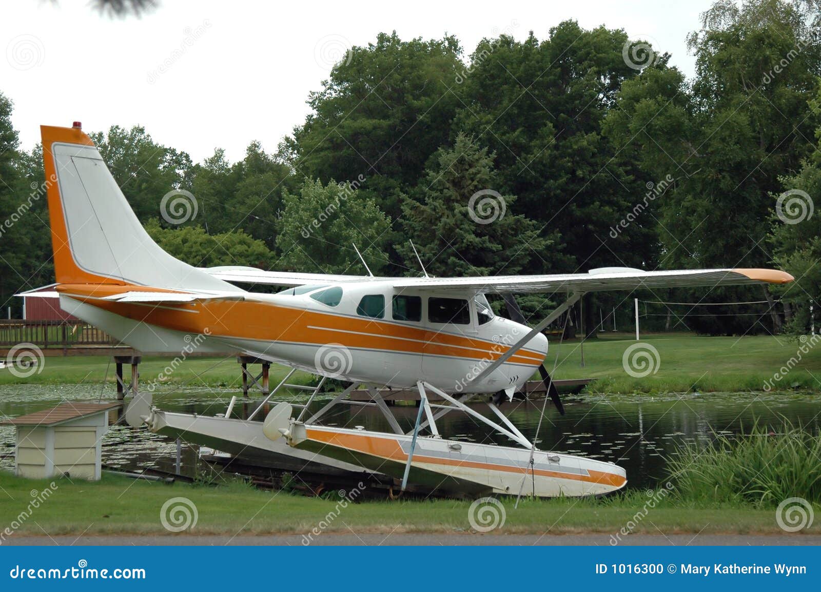 Avion de ponton photo stock. Image du mouche, quai, récipient - 1016300