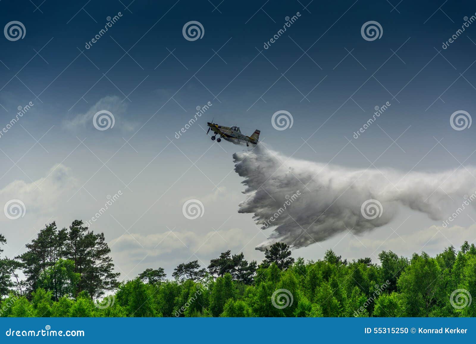 Avion De Sapeur-pompier, Canadair Photo stock - Image du bombardier ...