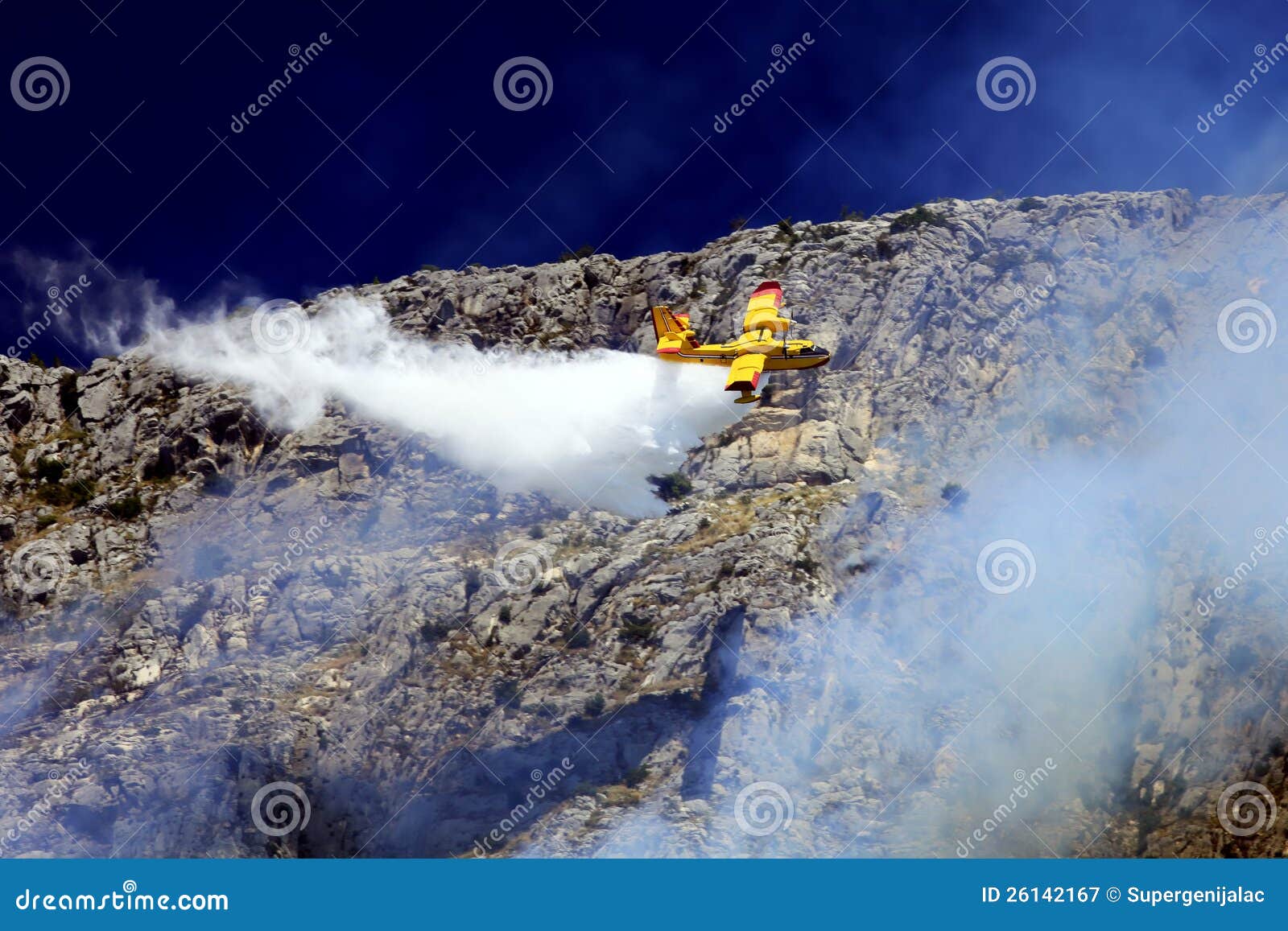 Avion De Sapeur-pompier Dans L'action Image stock - Image du bombardier ...