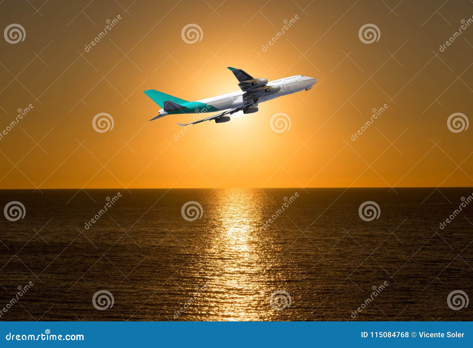 Avion Devant Le Soleil Sur La Mer Au Lever De Soleil Photo stock ...