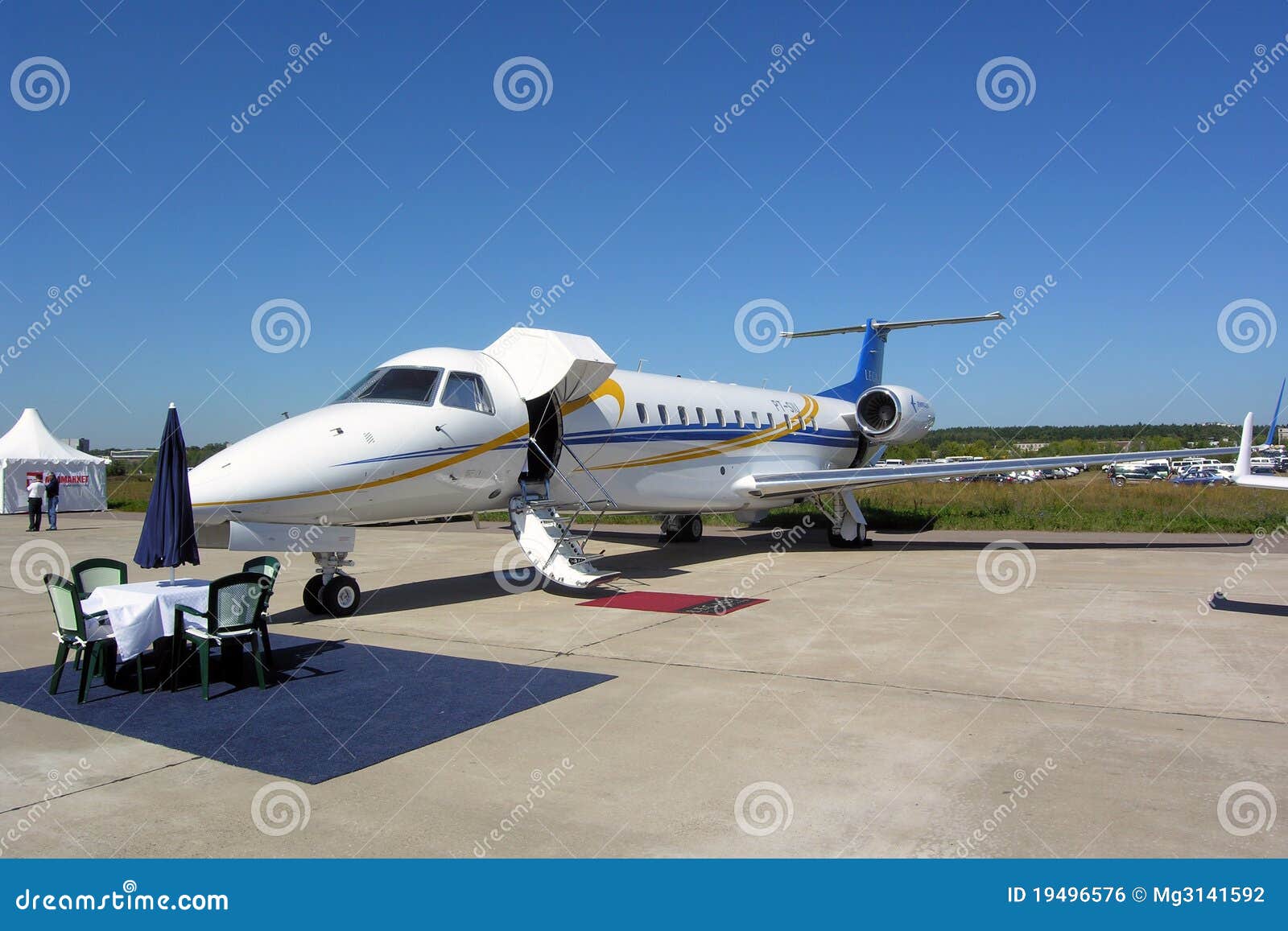 Avion Embraer ERJ-135 photo éditorial. Image of atterrissage - 19496576