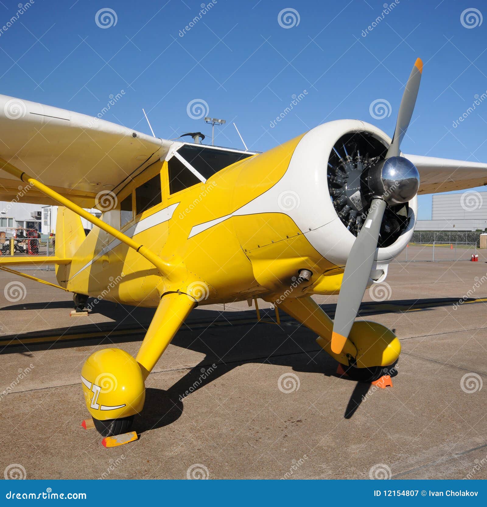 Avion jaune image stock. Image du vieux, aviation, désuet - 12154807