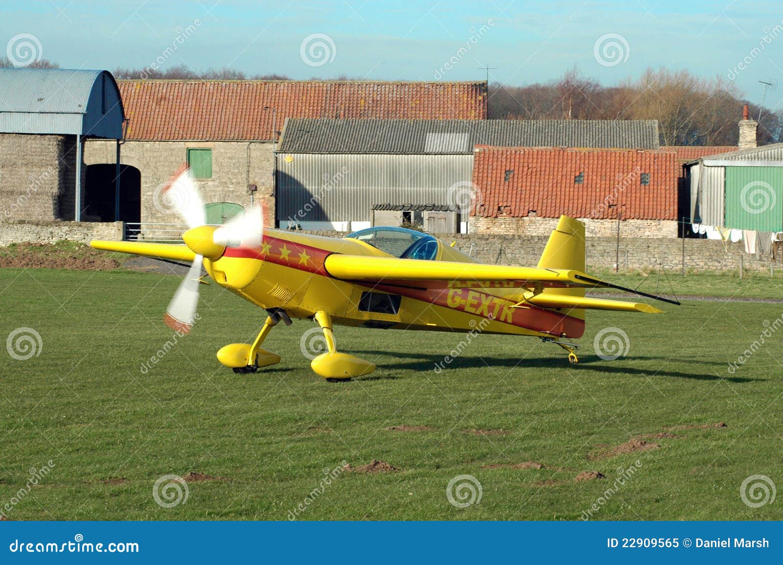 Avion jaune image stock. Image du lumière, prise, désactivé - 22909565