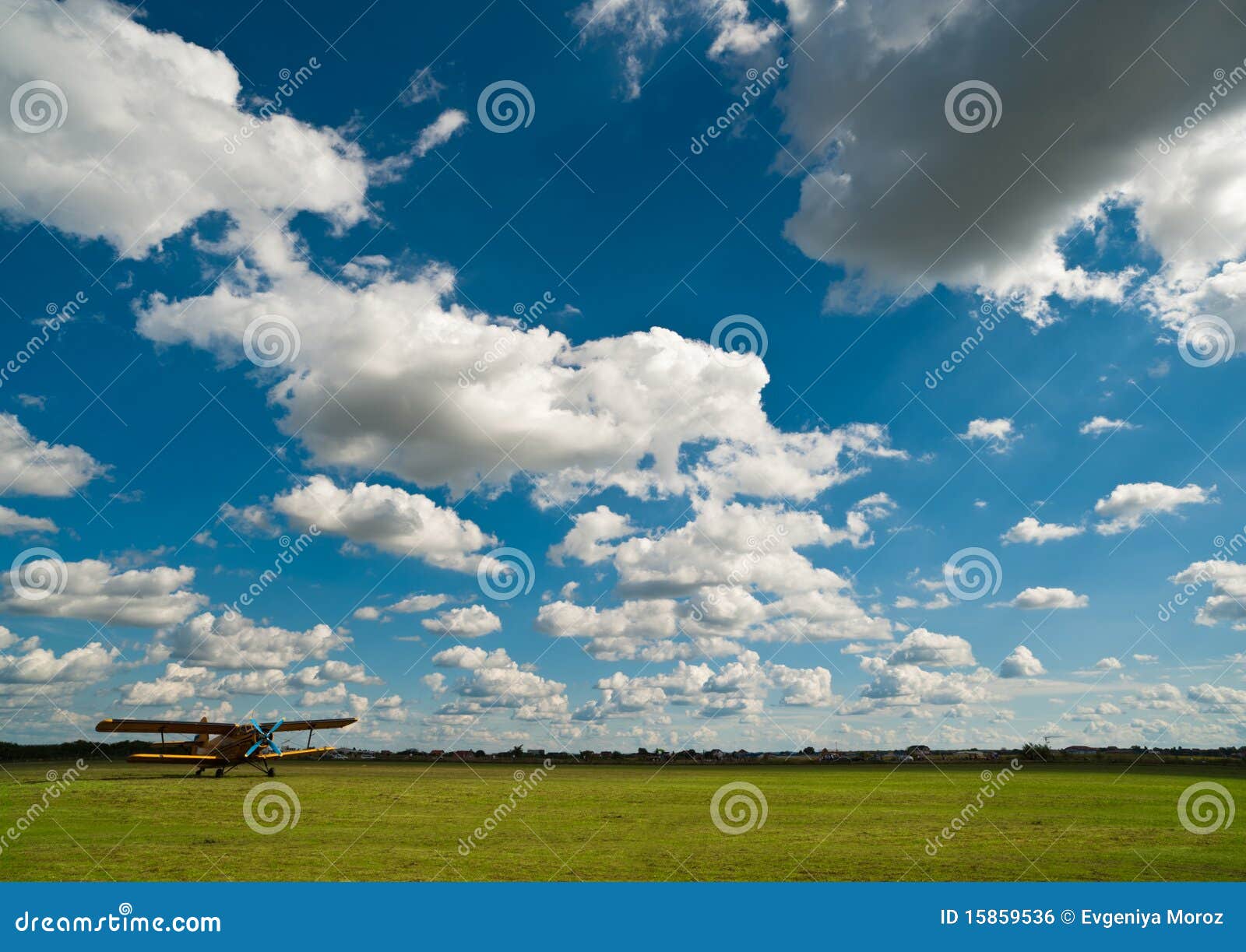 Avion Jaune Sur Le Terrain D'aviation Vert Photo stock - Image du ...