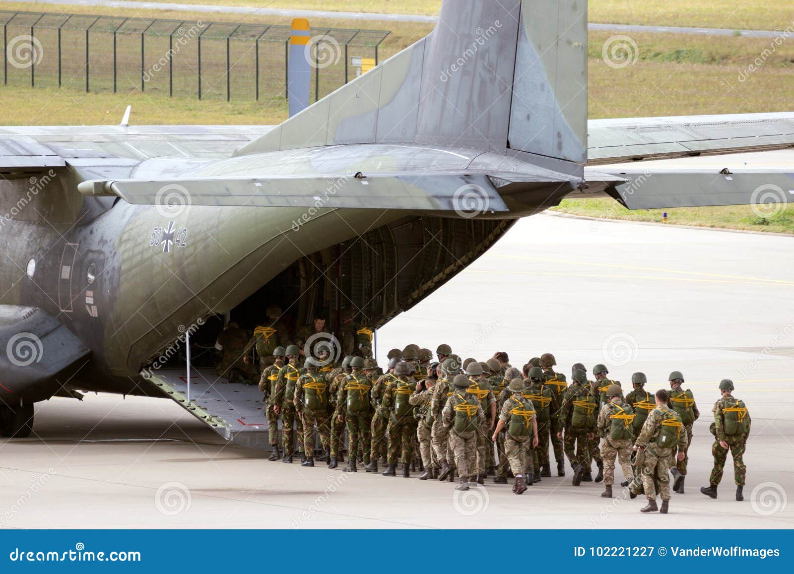 Avion Militaire De Parachutistes Photographie éditorial - Image du ...