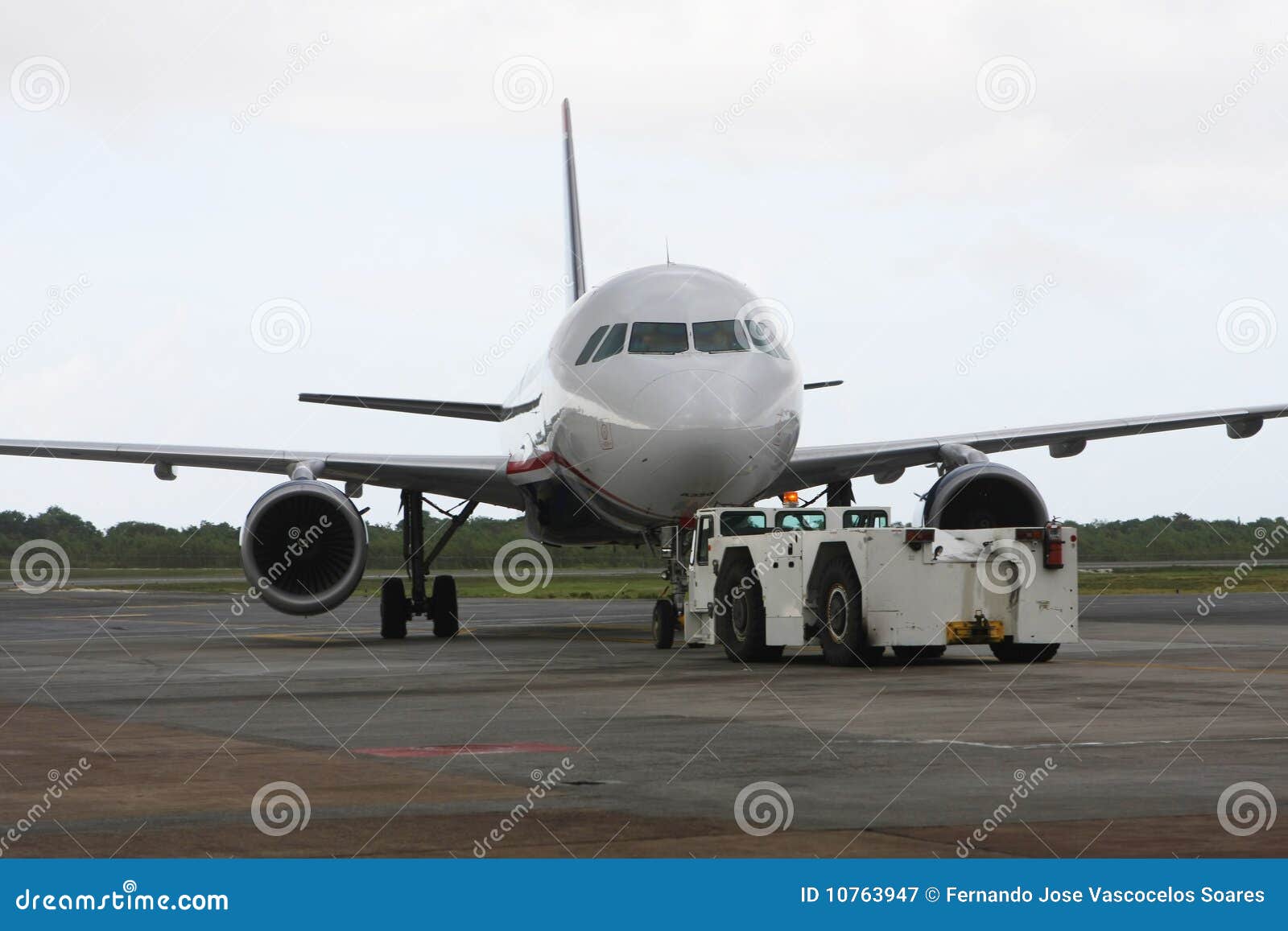 Avion stationné image stock. Image du enorme, aviation - 10763947