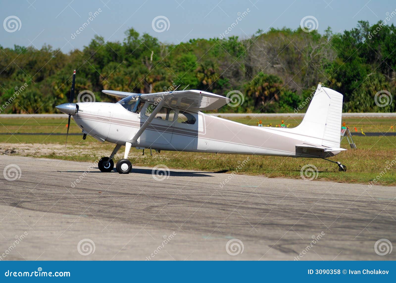 Avion Stationnaire De Cessna Photo stock - Image du aviation, amateur ...