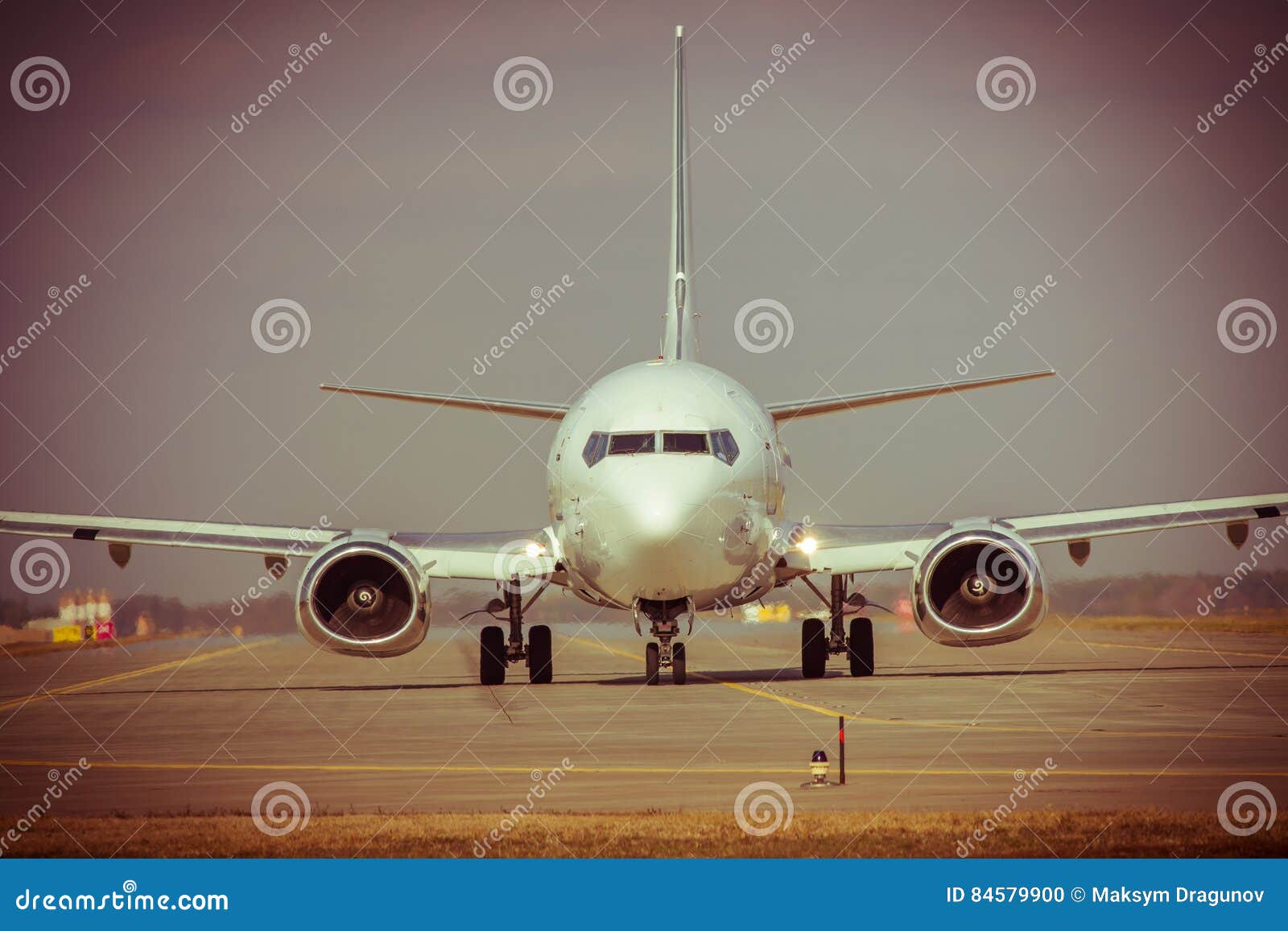 Avion sur la piste photo stock. Image du aéroport, arrivée - 84579900
