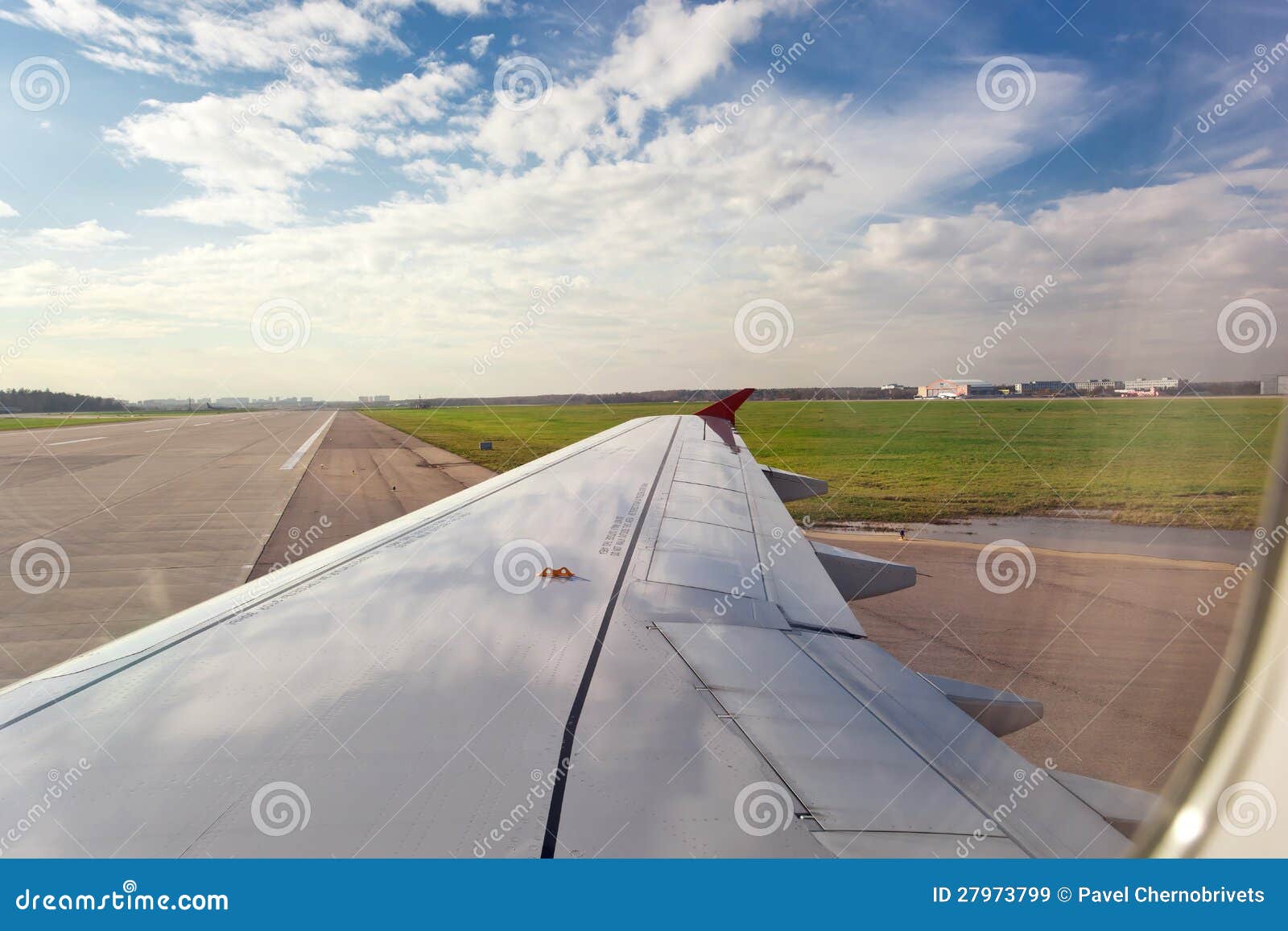 Avion Sur La Piste D'atterrissage Image stock - Image of bleu, airliner ...
