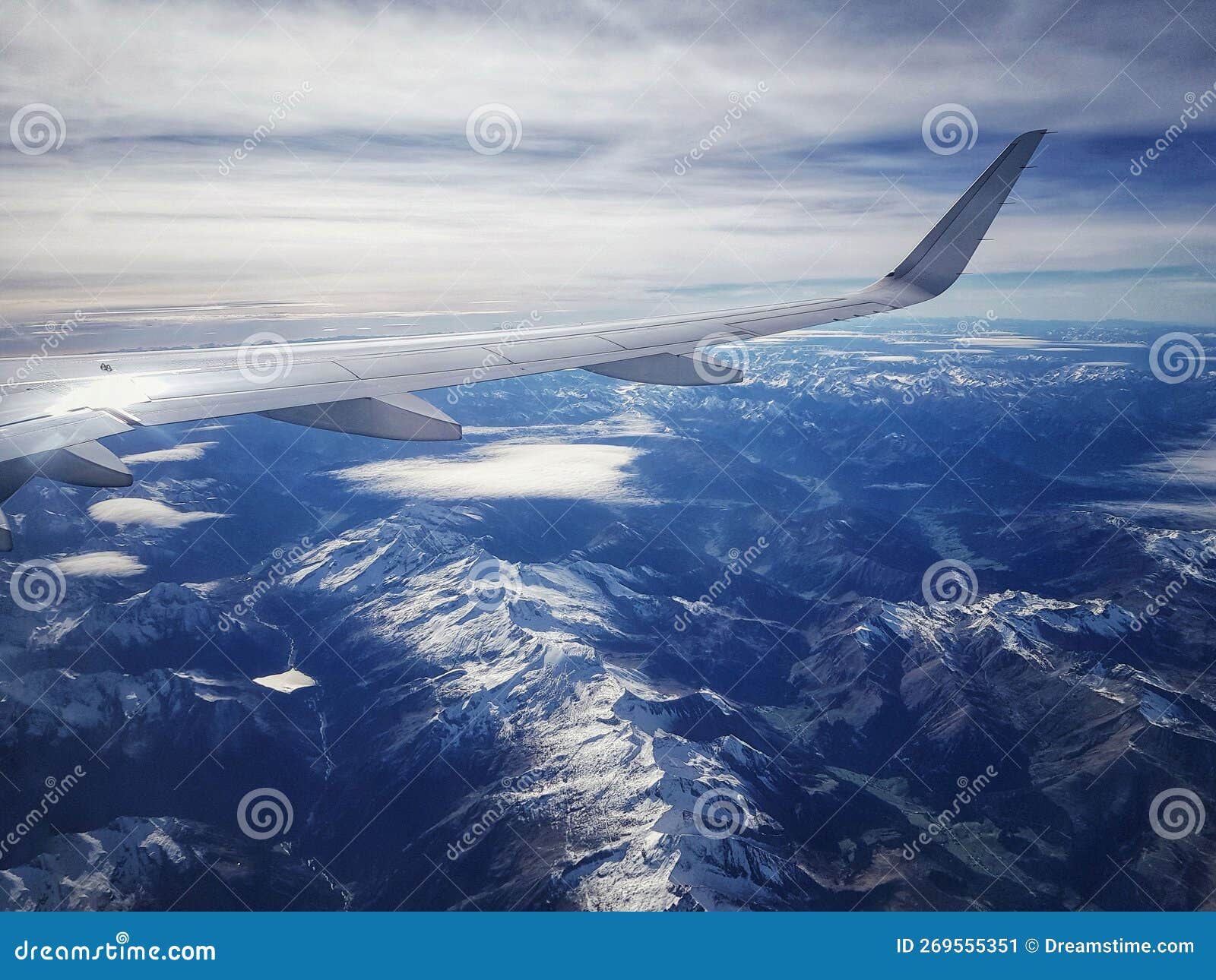 Avion survolant la mer image stock. Image du airliner - 269555351