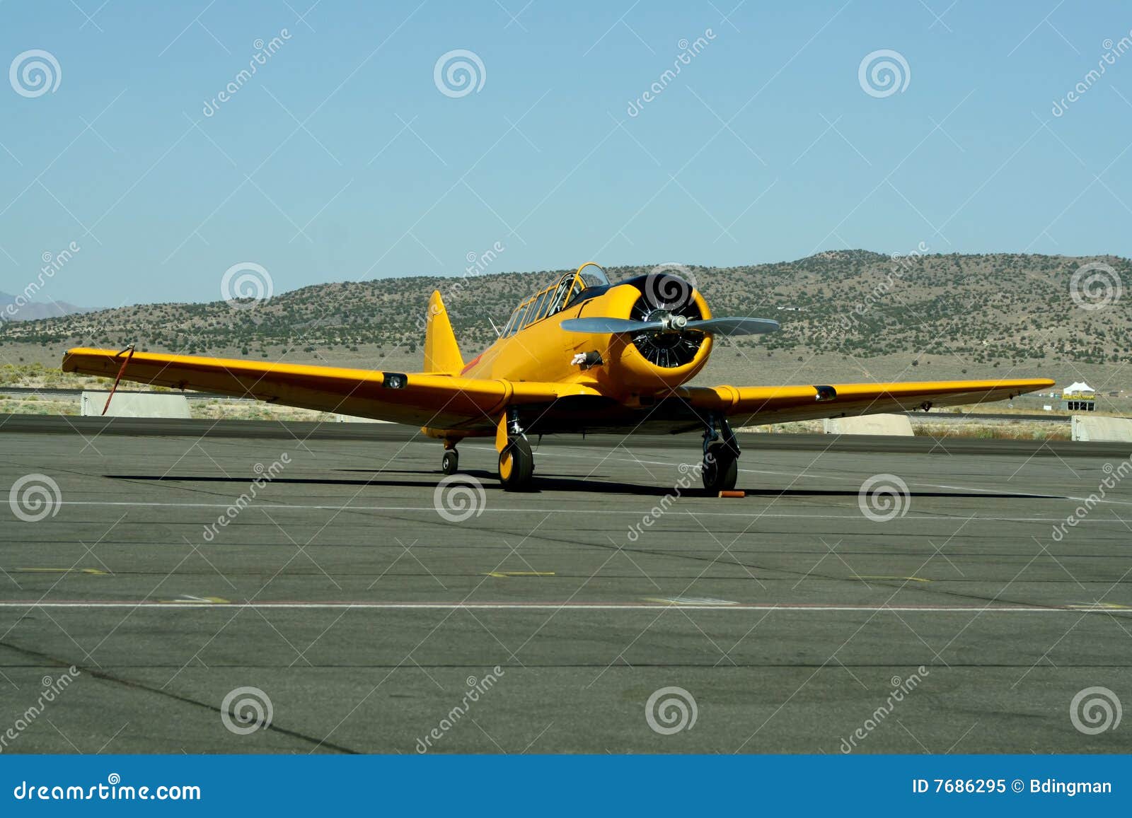 Aviones Amarillos De La Vendimia Imagen de archivo - Imagen de ...