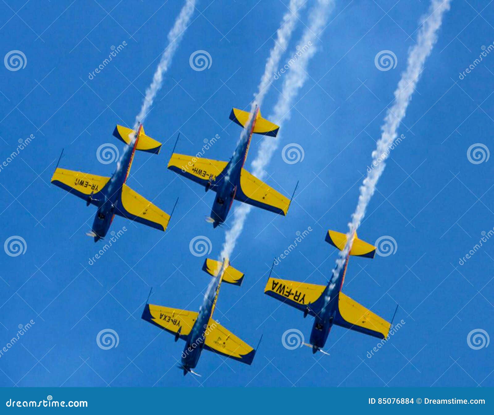 Aviones azules en el cielo imagen de archivo editorial. Imagen de ...