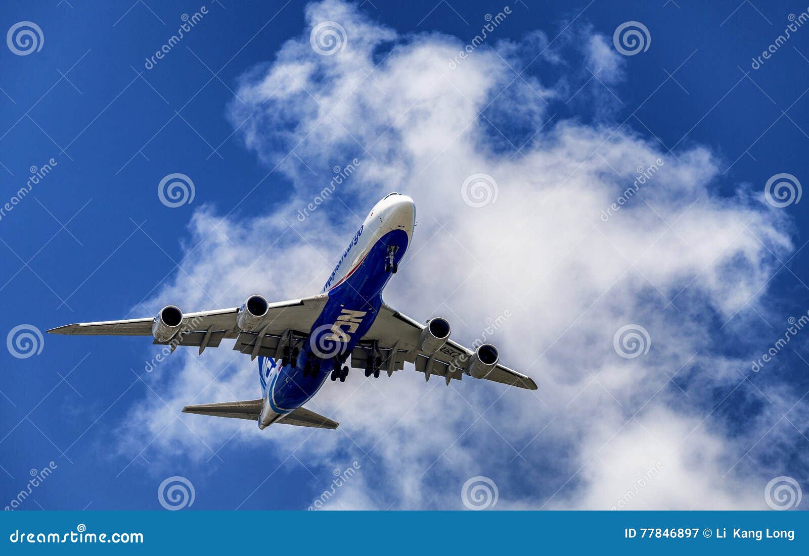 Aviones azules y blancos fotografía editorial. Imagen de altitud - 77846897