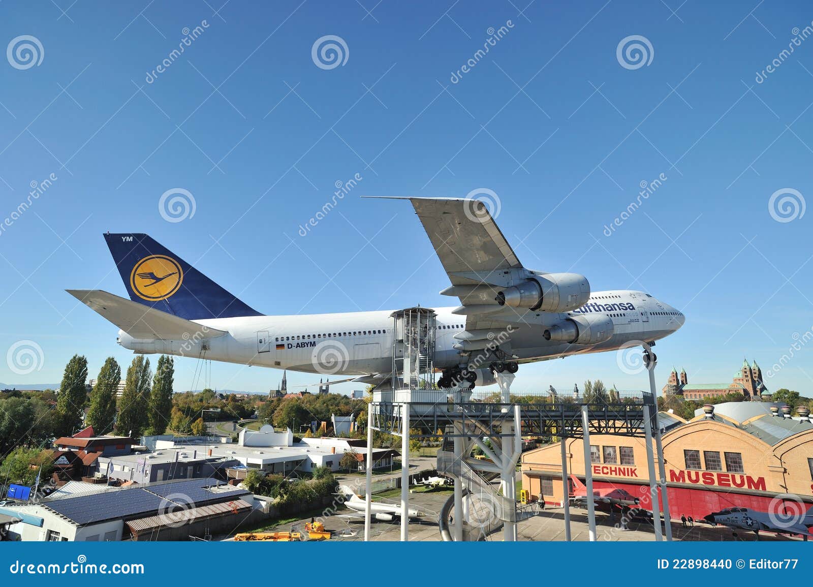 Aviones De Lufthansa En El Patio Del Museo Imagen editorial - Imagen de ...