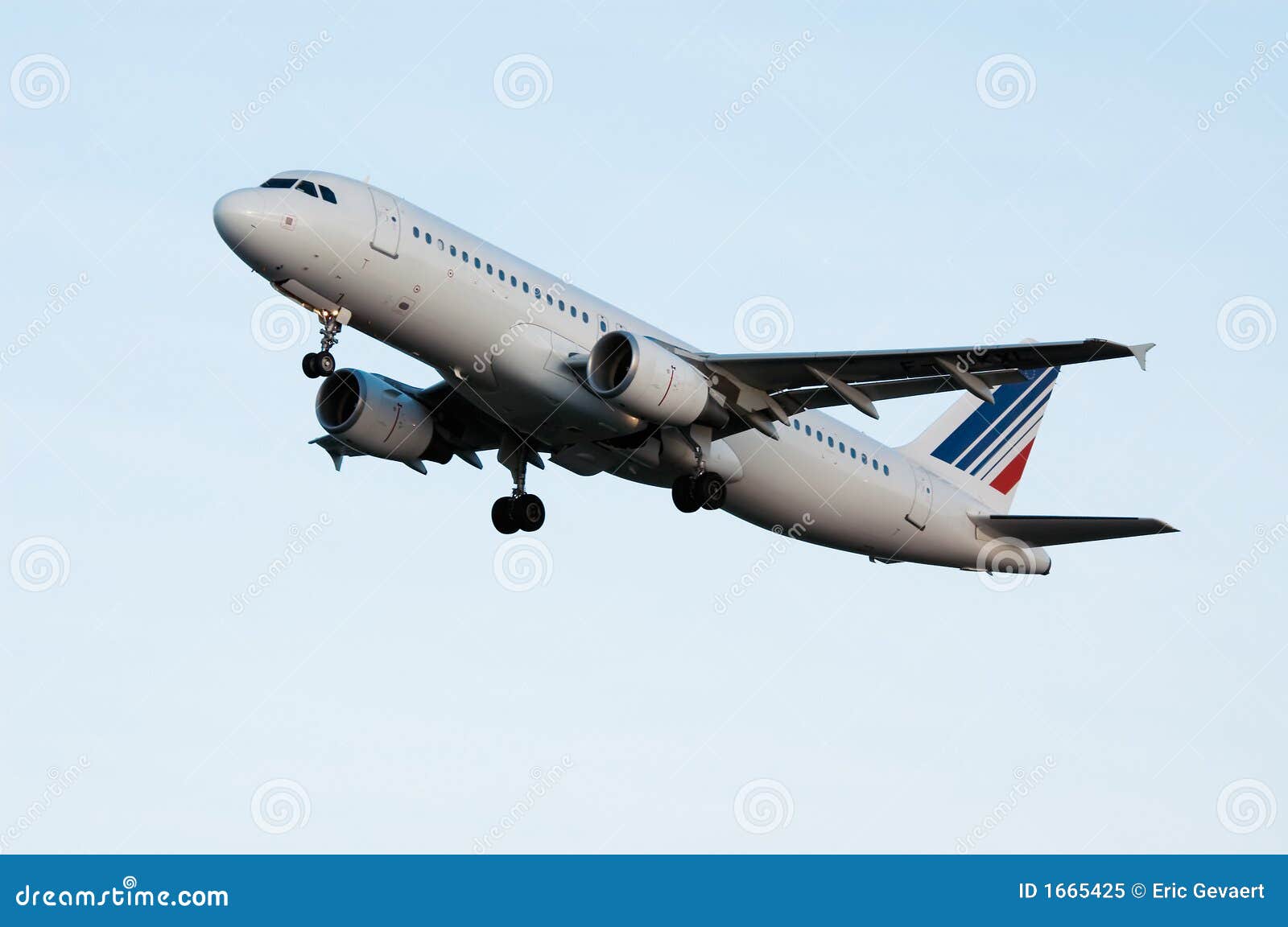 Aviones en despegue imagen de archivo. Imagen de aeropuerto - 1665425