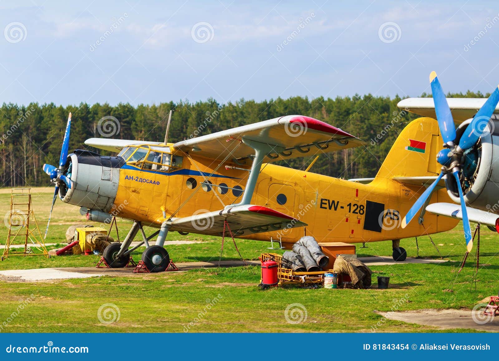 Aviones Monomotores Amarillos Imagen de archivo editorial - Imagen de ...