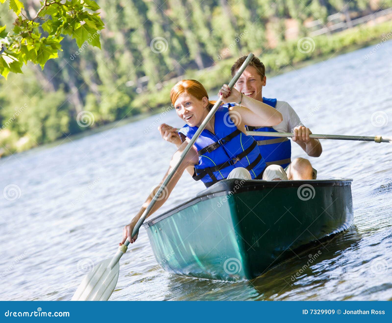 Aviron De Couples De Bateau Image stock - Image du explorez, aventure ...