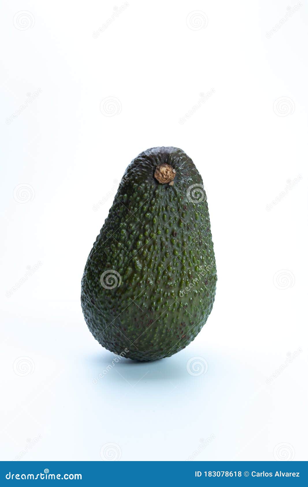 Avocat entier sur le fond photo stock. Image of sain - 183078618
