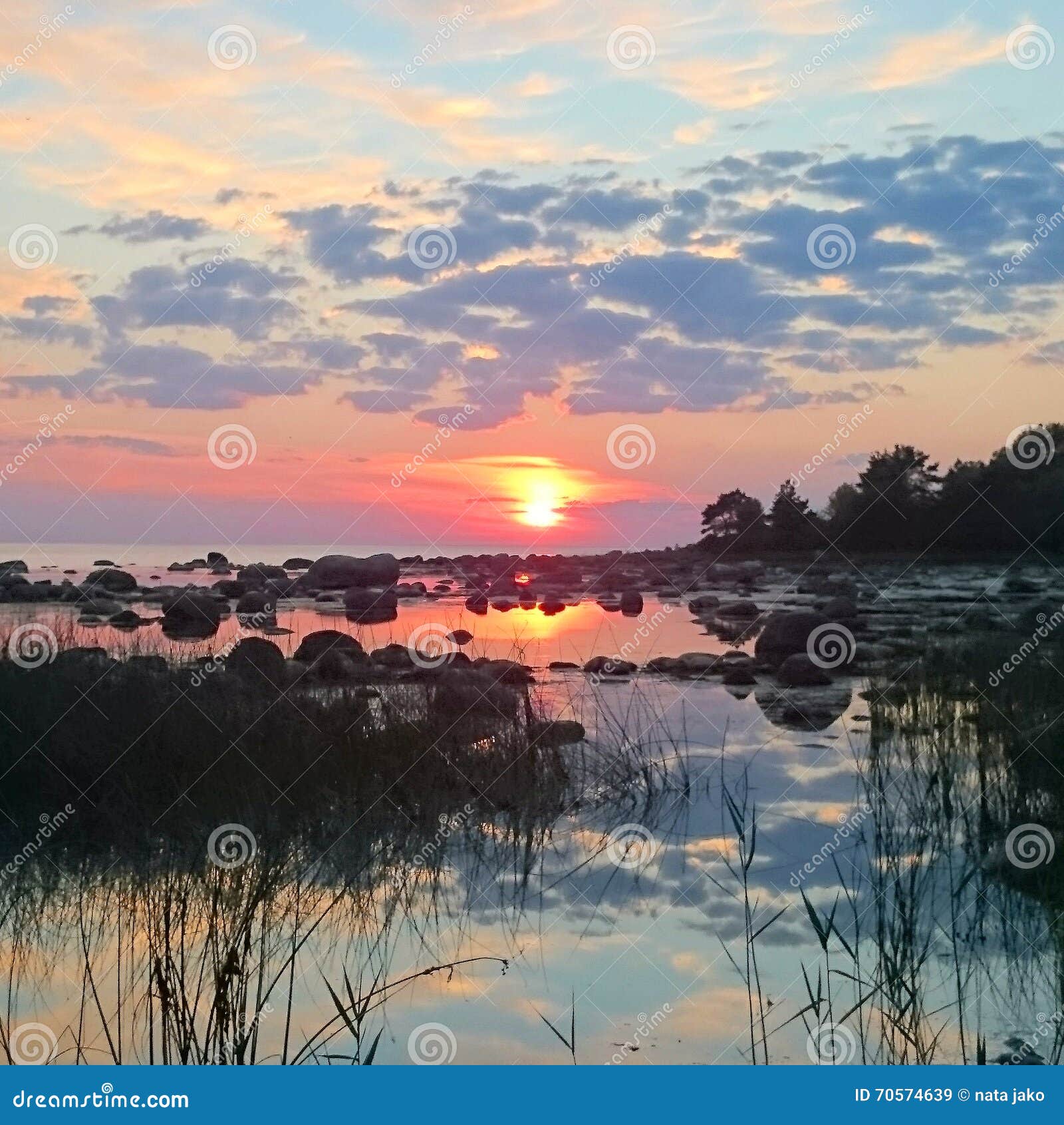 Avondzon stock afbeelding. Image of wolken, avond, hemel - 70574639