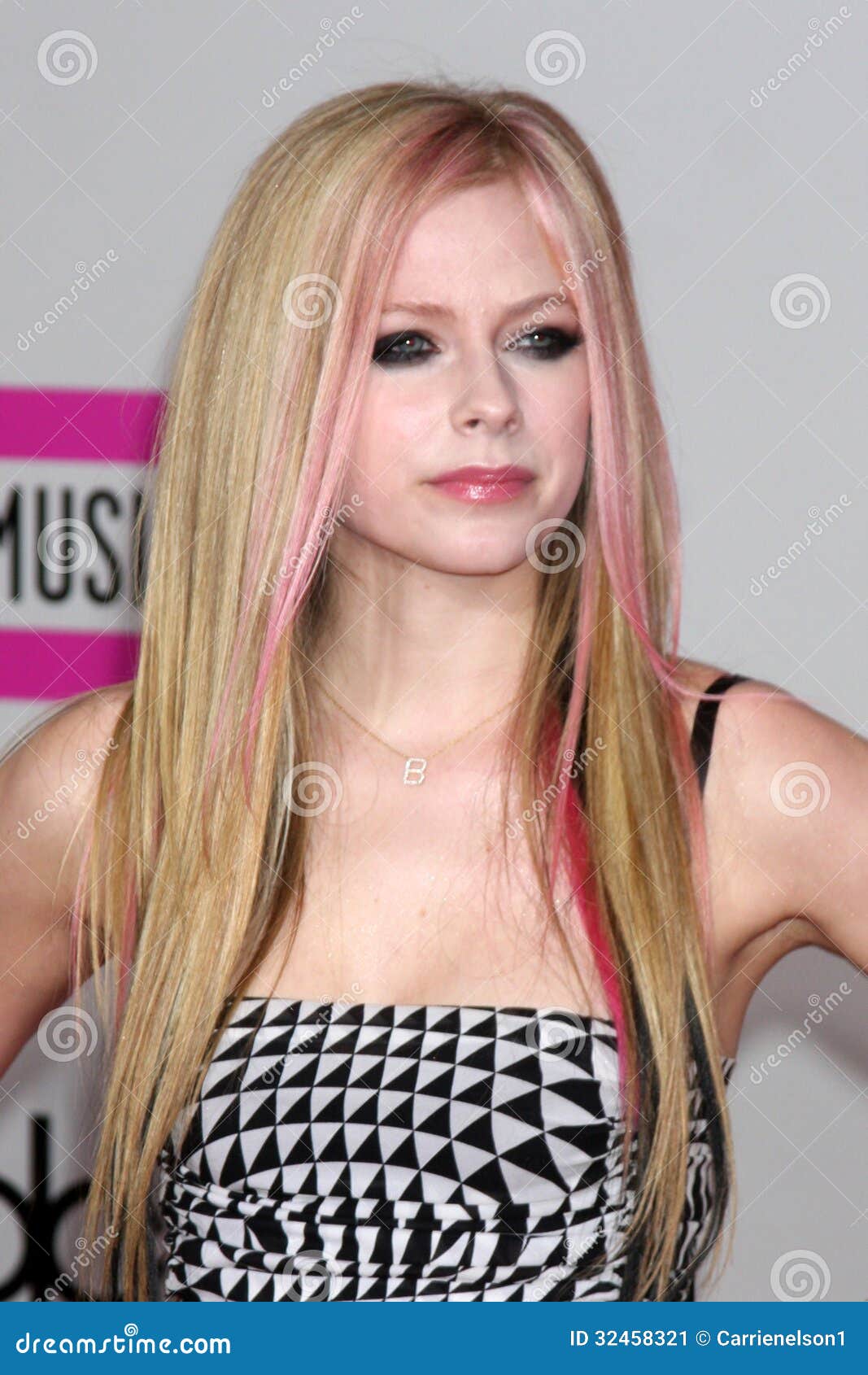 Avril Lavigne foto editorial. Imagen de concesiones, llega - 32458321