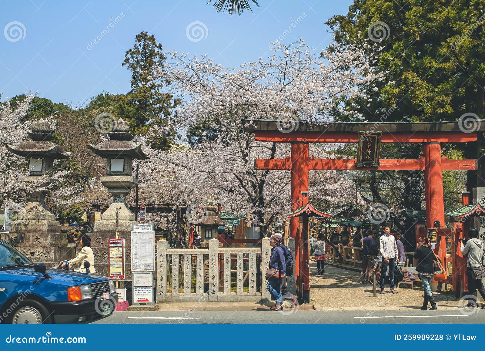 9 Avril 2012 Torii Gate of Himuro Shrine in Nara Photo stock éditorial ...