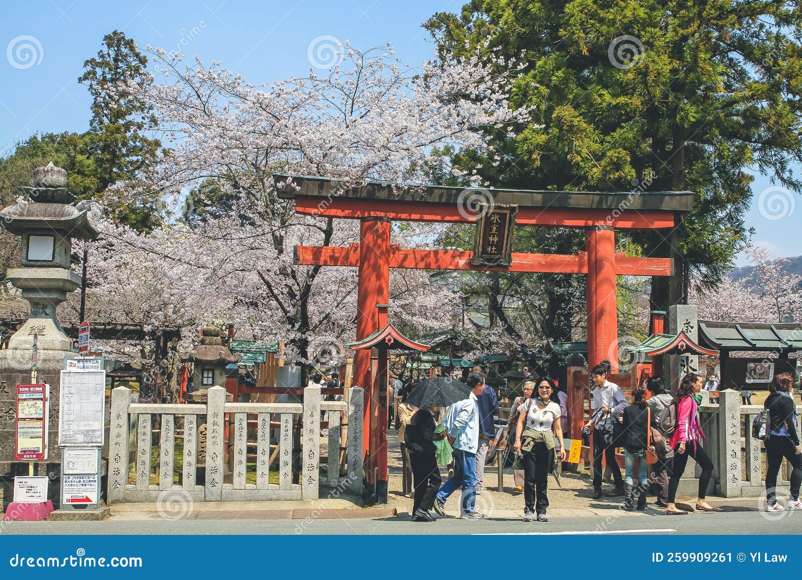 9 Avril 2012 Torii Gate of Himuro Shrine in Nara Photo éditorial ...