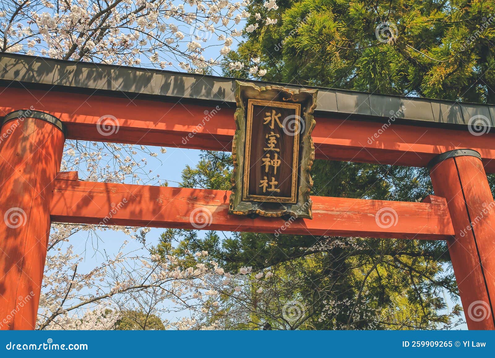 9 Avril 2012 Torii Gate of Himuro Shrine in Nara Image éditorial ...