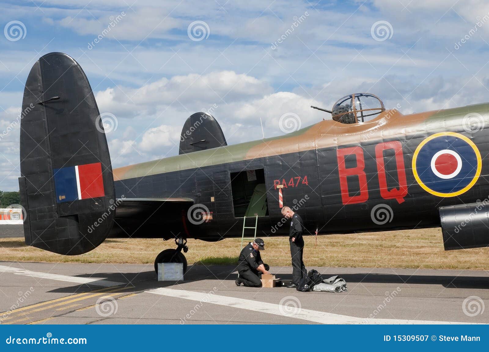 Avro Lancaster editorial photography. Image of crew, airforce - 15309507
