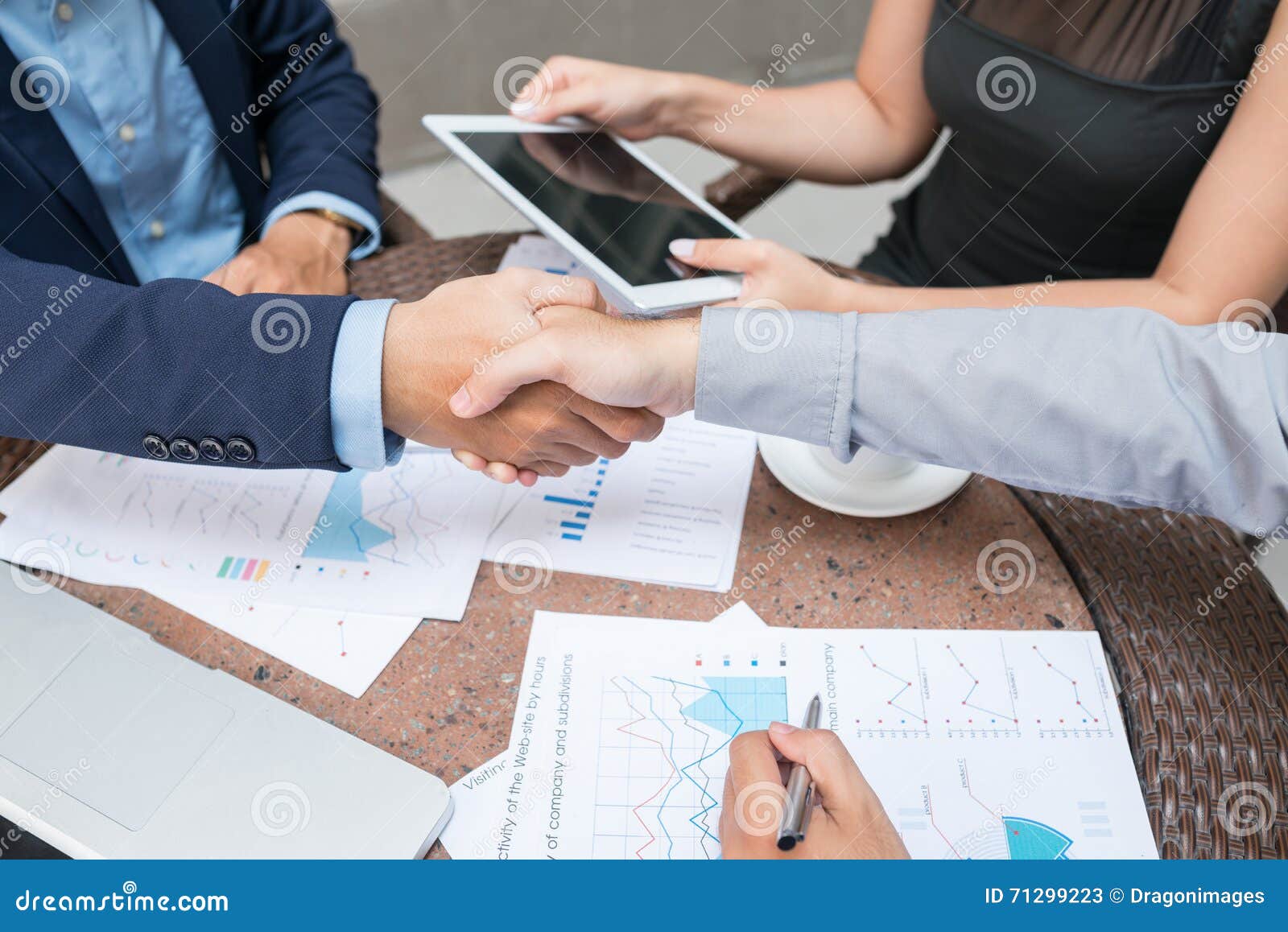 Avtal fotografering för bildbyråer. Bild av graf, händer - 71299223