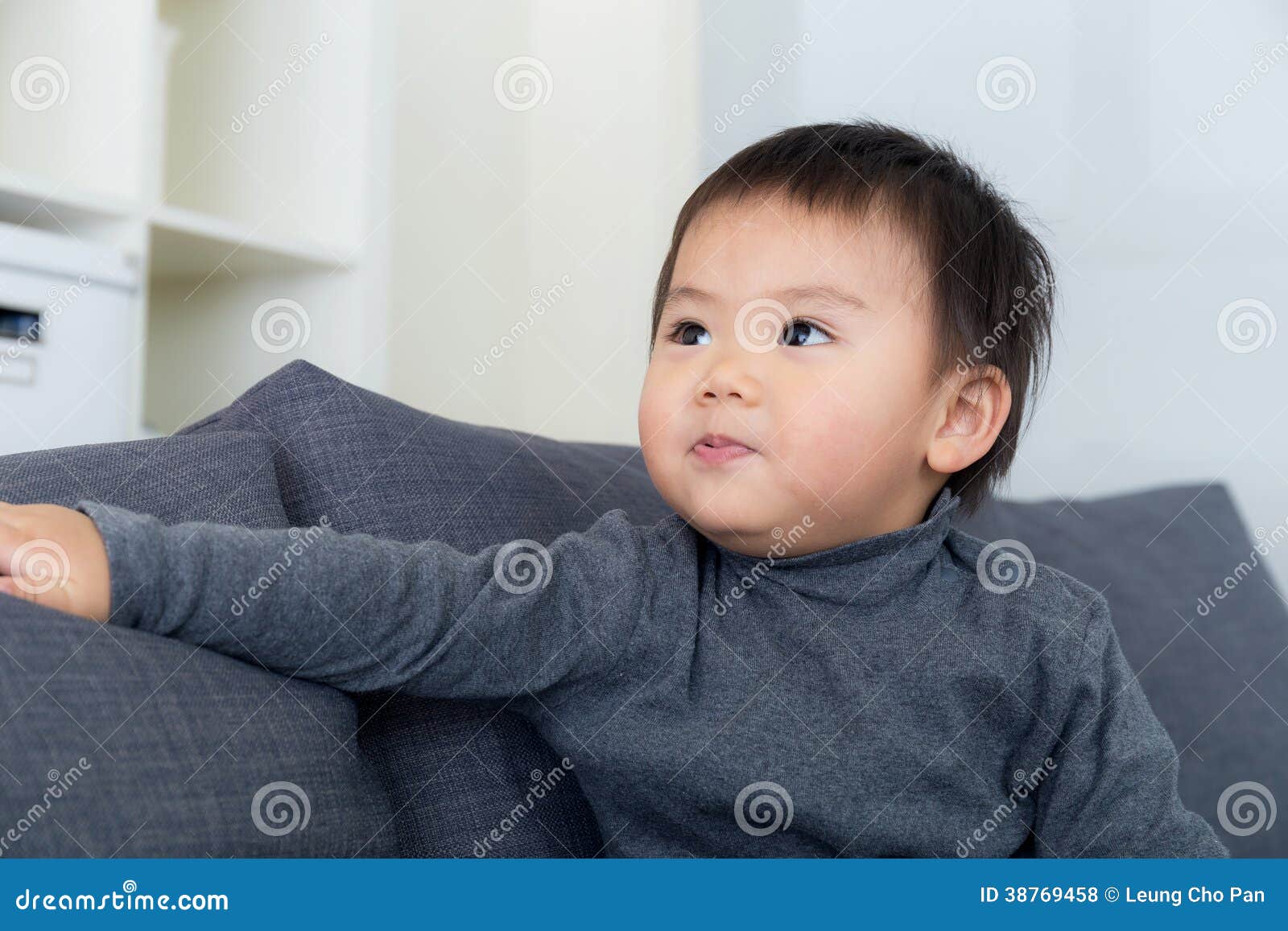 Aziaat weinig jongen stock foto. Image of vreugde, huis - 38769458