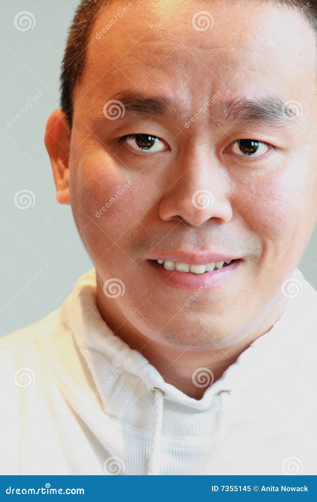 Aziatisch Mannetje Met Chinky Ogen Stock Afbeelding - Image of sporter ...