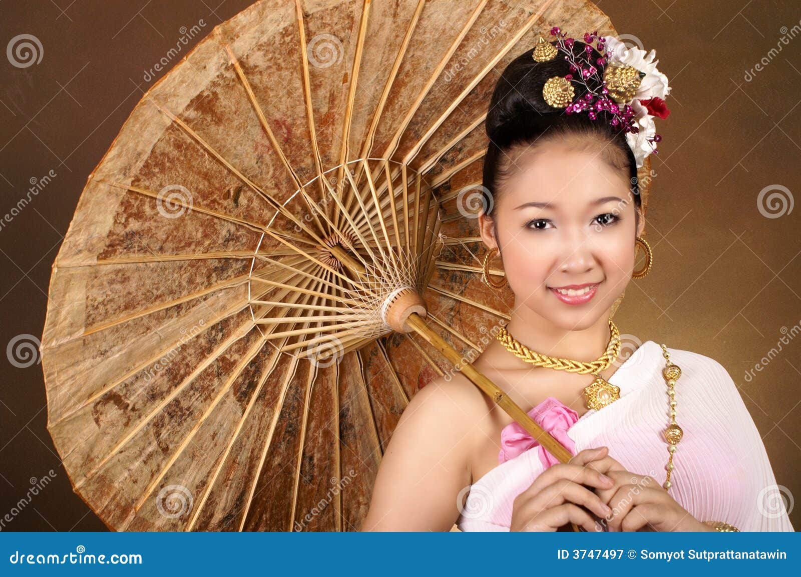 Aziatisch meisje stock afbeelding. Image of geluk, paraplu - 3747497