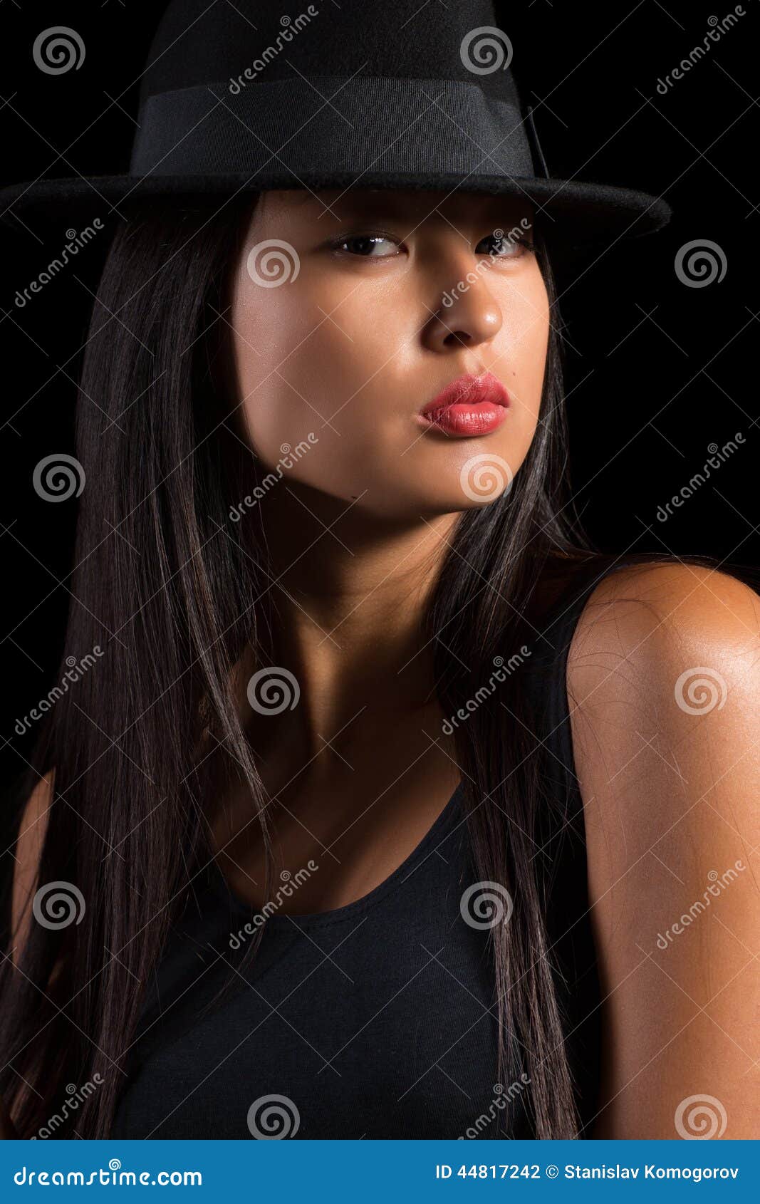 Aziatisch Meisje in Vilten Hoed Stock Foto - Image of meisje ...